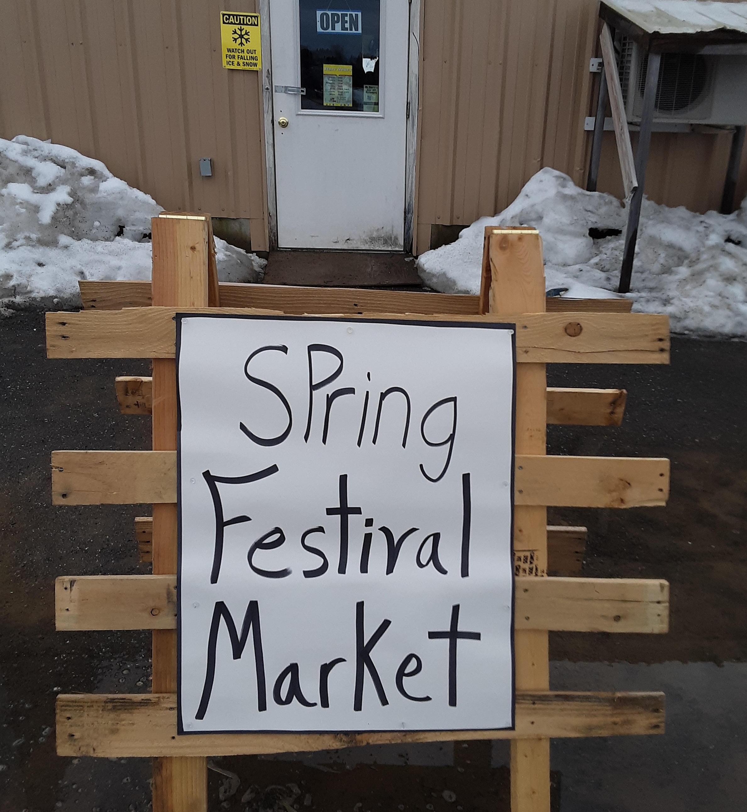 While it snowed again, hundreds came out for Spring Market Festival ...